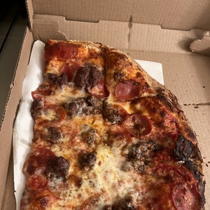 Liquori's pizza store